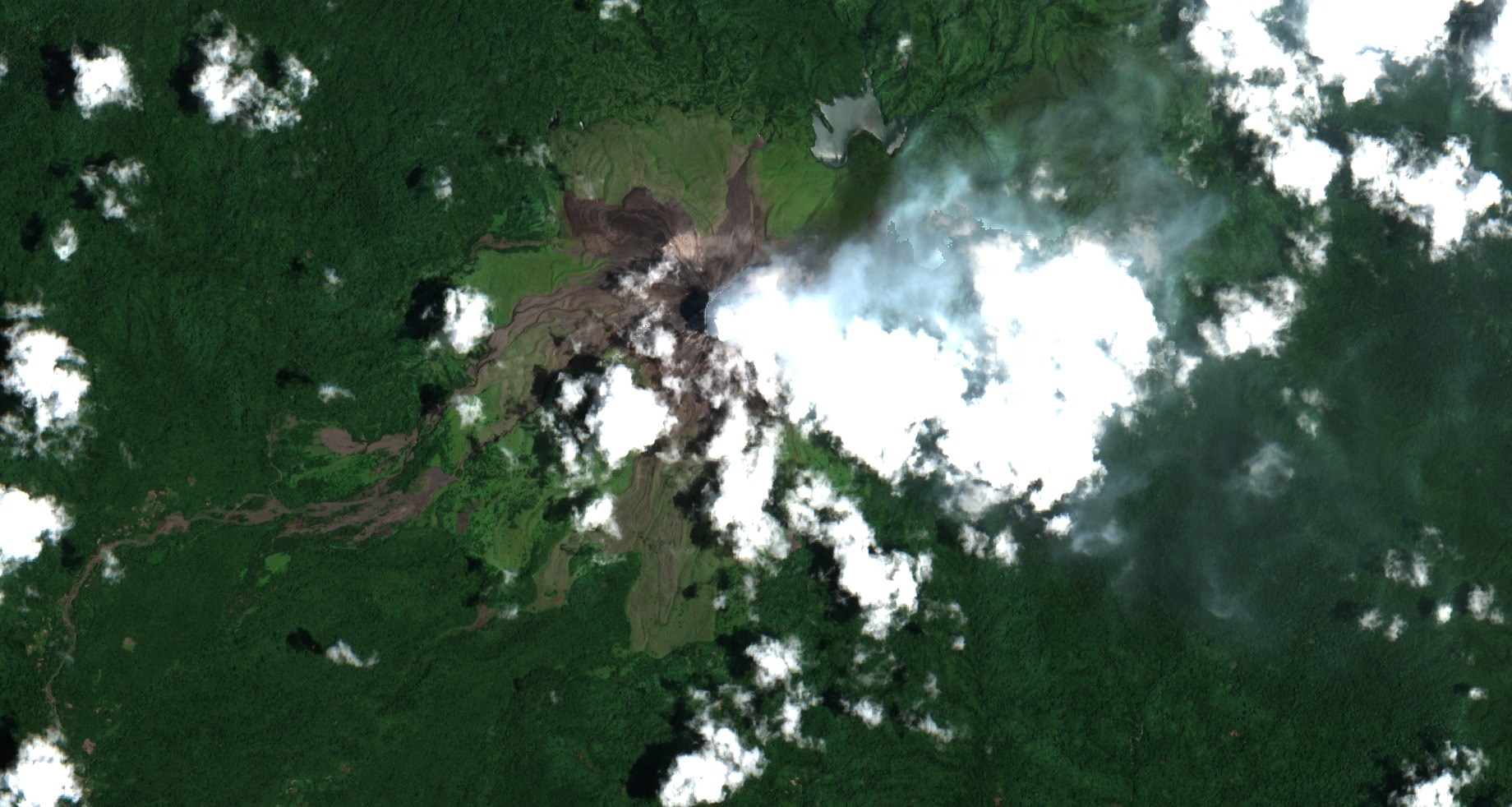 Vulkan Bagana mit Aschewolke am 31.10.22 - Vulkane Net Newsblog