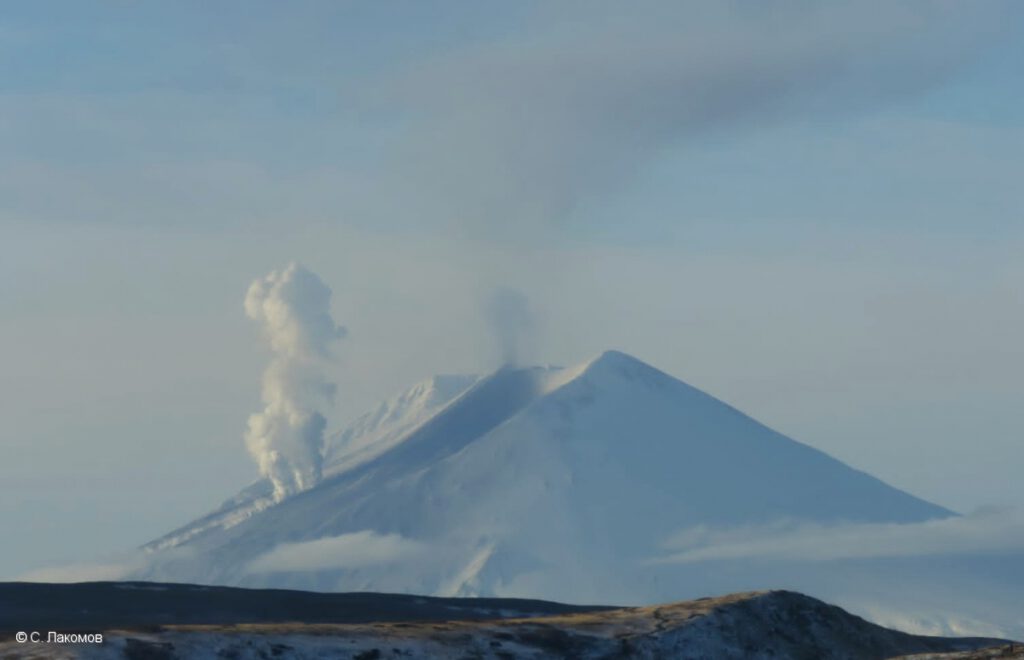 Vulkan Alaid mit Lavastrom am 26.11.22 - Vulkane Net Newsblog