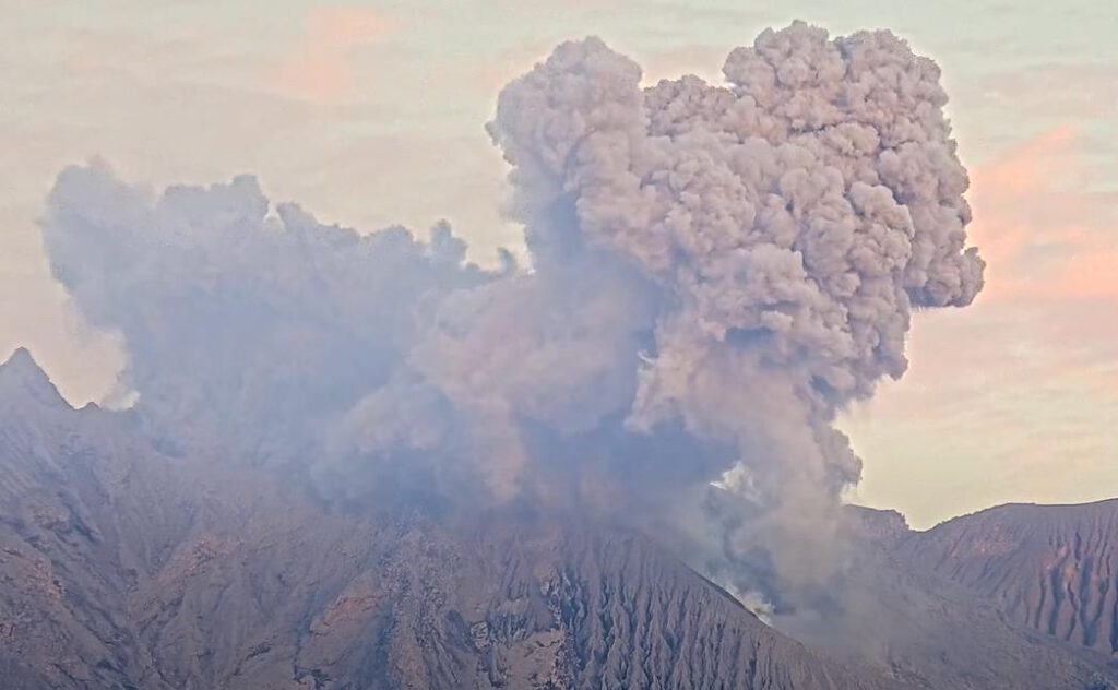 Doppelwumms am Sakurajima verursachte Ascheregen - Vulkane Net Newsblog