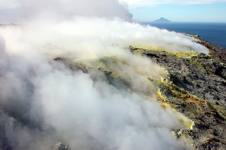 Zischende Gasaustritte: Fumarolen und Mofetten